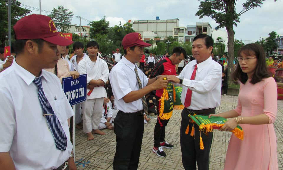 Bến Lức khai mạc ĐH TDTT huyện Bến Lức lần thứ VIII - Báo và phát thanh ...