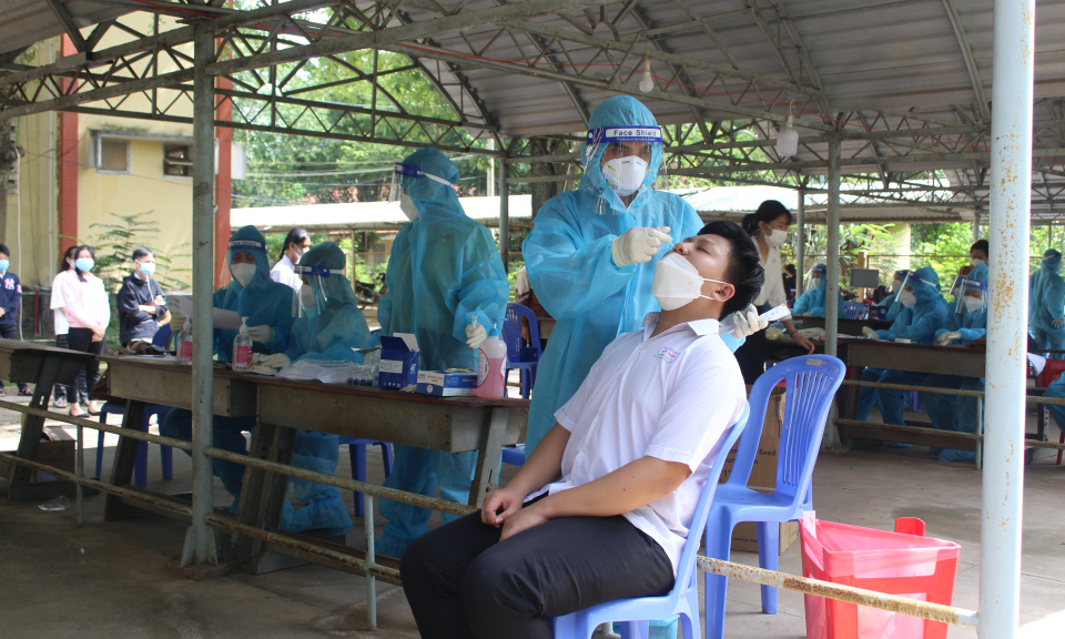 Đức Huệ: Lấy mẫu xét nghiệm SARS-CoV-2 cho giáo viên và học sinh trước ...