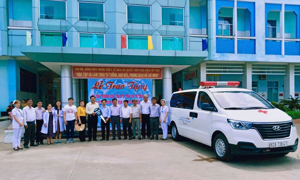 Trung tâm Y tế huyện Bến Lức lá cờ đầu trong chăm sóc sức khoẻ Nhân dân ...