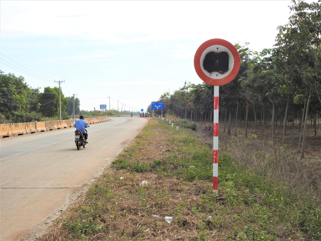 Nhiều biển báo giao thông trên Đường tỉnh 794 bị tẩy xóa, che khuất ...