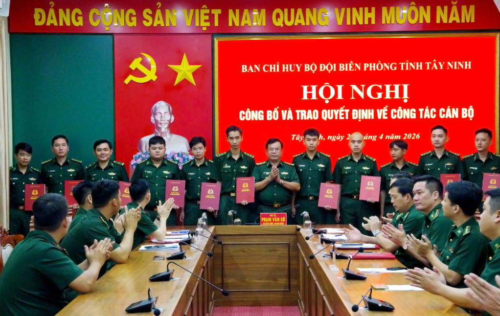 Bộ đội Biên phòng Tây Ninh công bố và trao quyết định công tác cán bộ ...