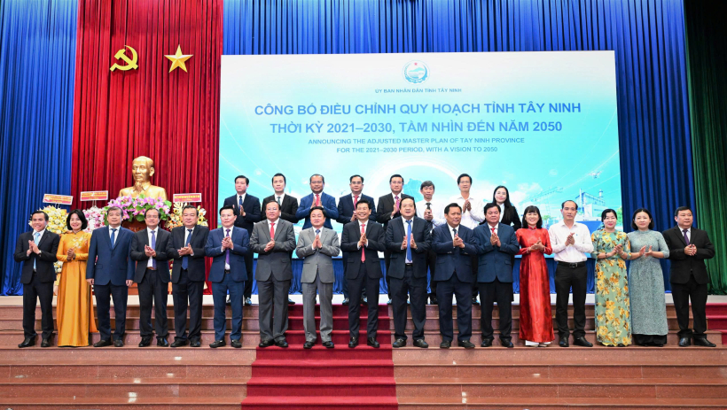 Khát vọng vươn mình từ những quyết sách lớn - Báo và phát thanh, truyền ...